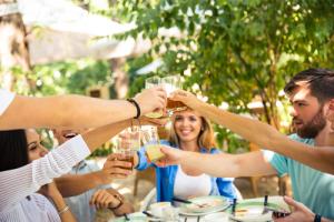 5 Ways to Create the Perfect Outdoor Eating Experience - AWB